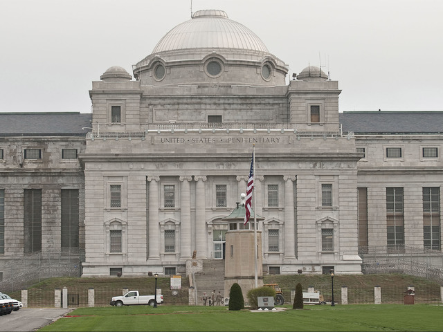 Ex-guard at Kansas federal prison gets 3 years for smuggling - KSHB.com ...